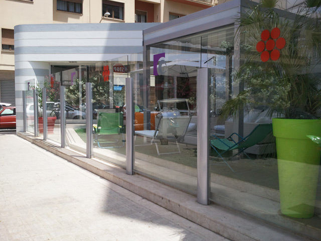 Wind Breakers | Glass Wind Breakers | Banners | Lamdablinds